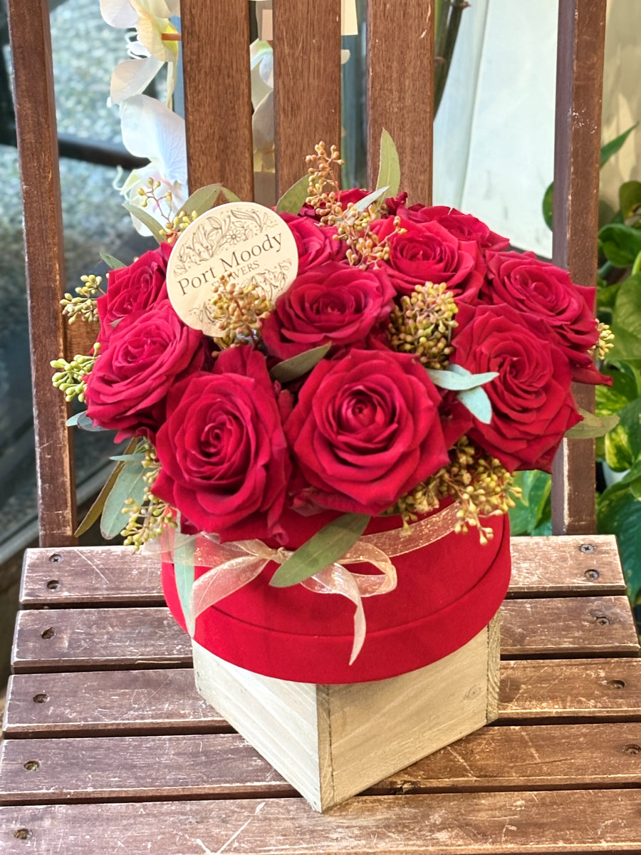 Dozen Red Roses Hat Box – Port Moody Flowers
